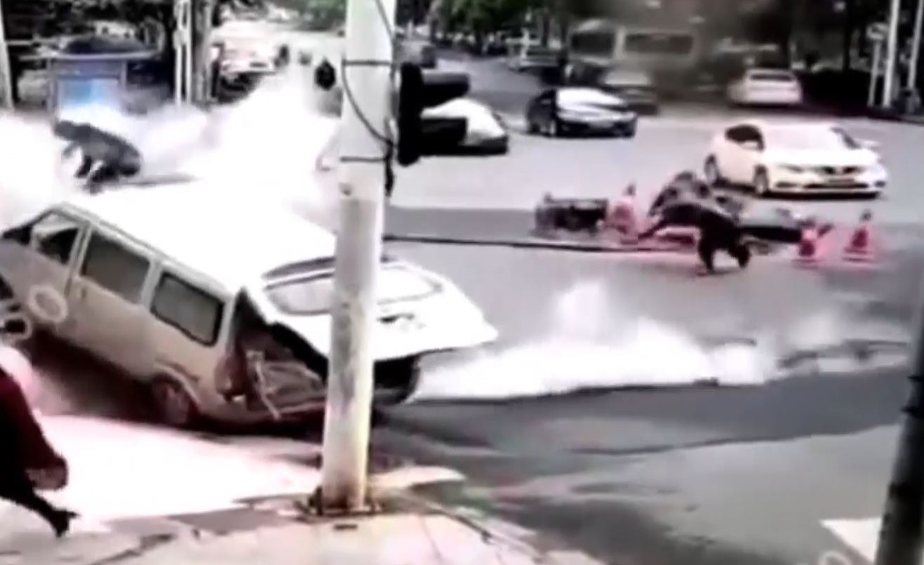Impactante explosión en una alcantarilla levantó el asfalto en China ...